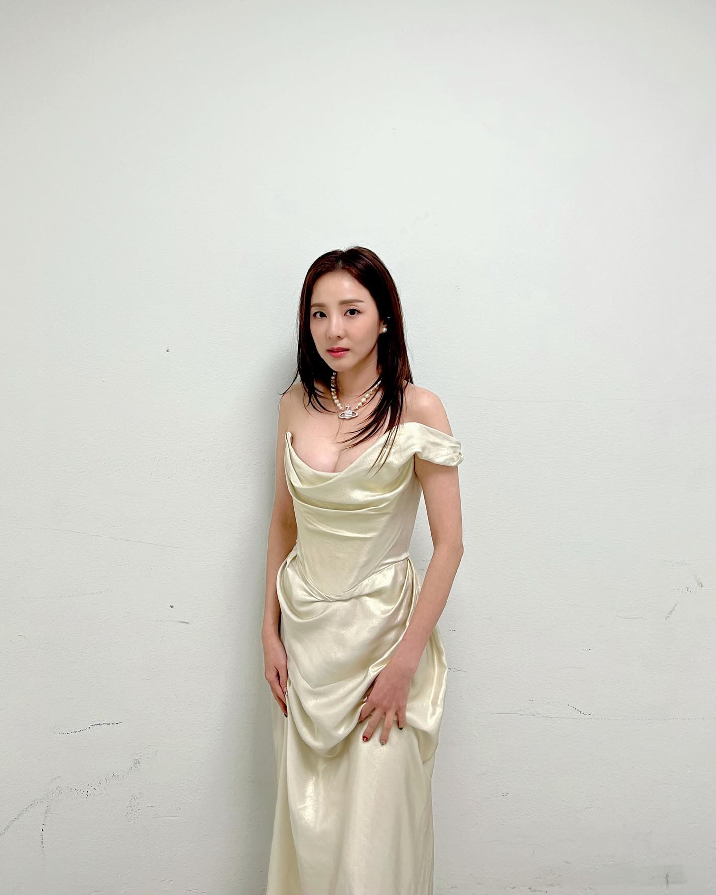 산다라박, 만 39세 앞두고 본격 노출…이렇게 글래머였어? - 나무뉴스