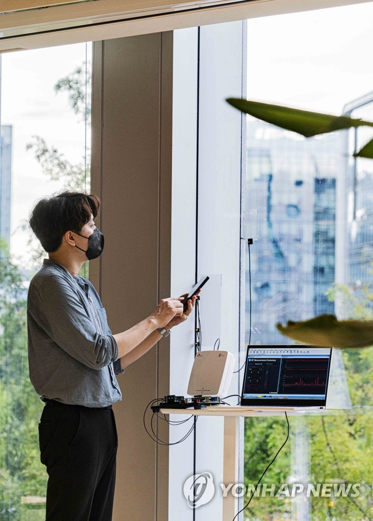 SKT "투명안테나·RIS 기술 개발 성공…실내 통신품질 강화" - 나무뉴스