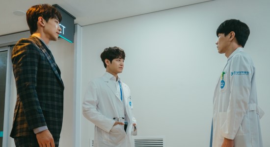 고스트 닥터 정지훈x김범 고상호에 달콤한 제안…심리전 예고 나무뉴스