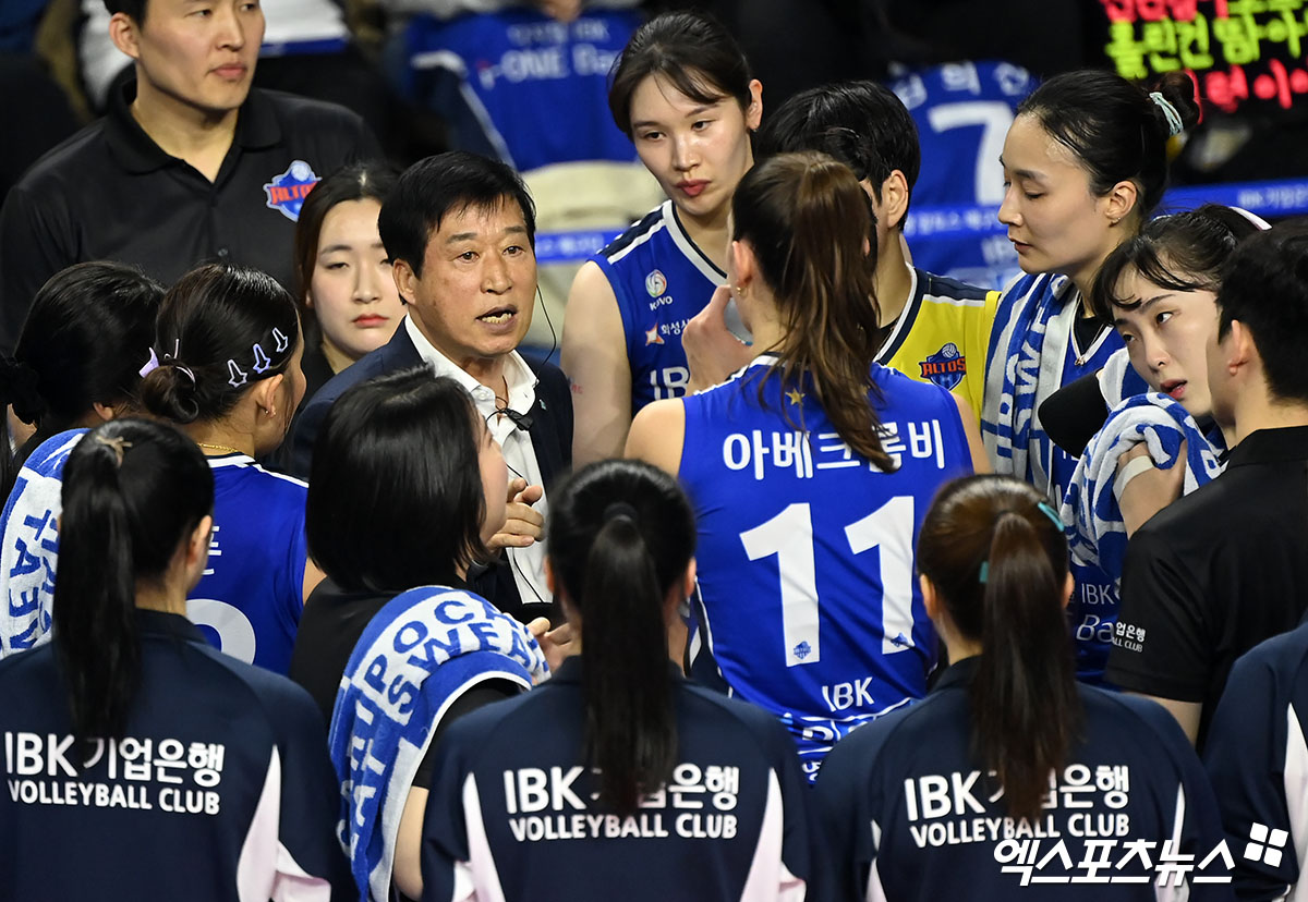 잘 싸우다 '와르르' IBK…김호철 감독 "실수 안 하려고만 하면 못 이긴다" - 나무뉴스