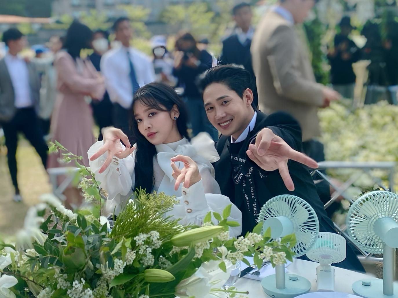 김히어라 박연진 결혼식날 크롭톱 파격 패션 애들이 왕리본을 나무뉴스
