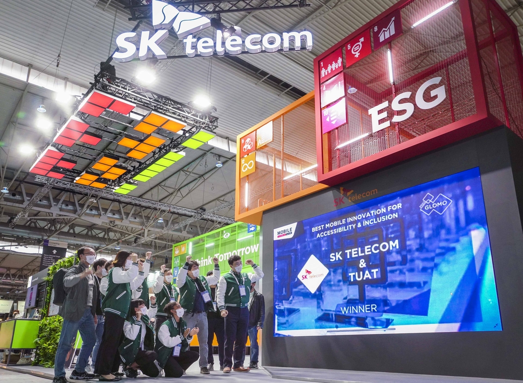 SKT, 3년 연속 쾌거…시각장애인 위한 AI 서비스로 MWC 수상 - 나무뉴스