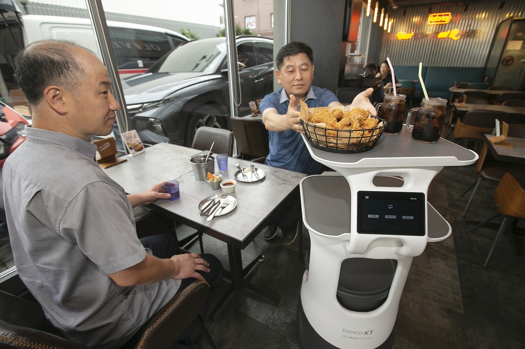 "지니야, BBQ 치킨 주문해줘" KT-제너시스BBQ, AI·DX 협력 - 나무뉴스